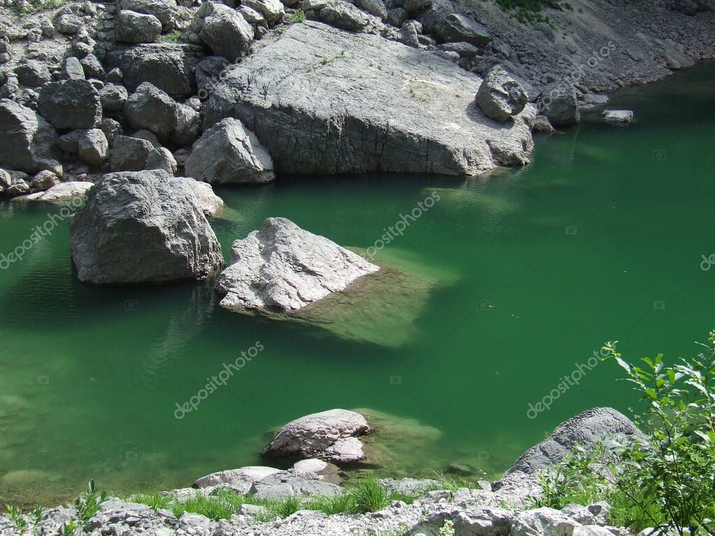 Hermoso paisaje con río rápido montañoso. Río de montaña poco profundo ...