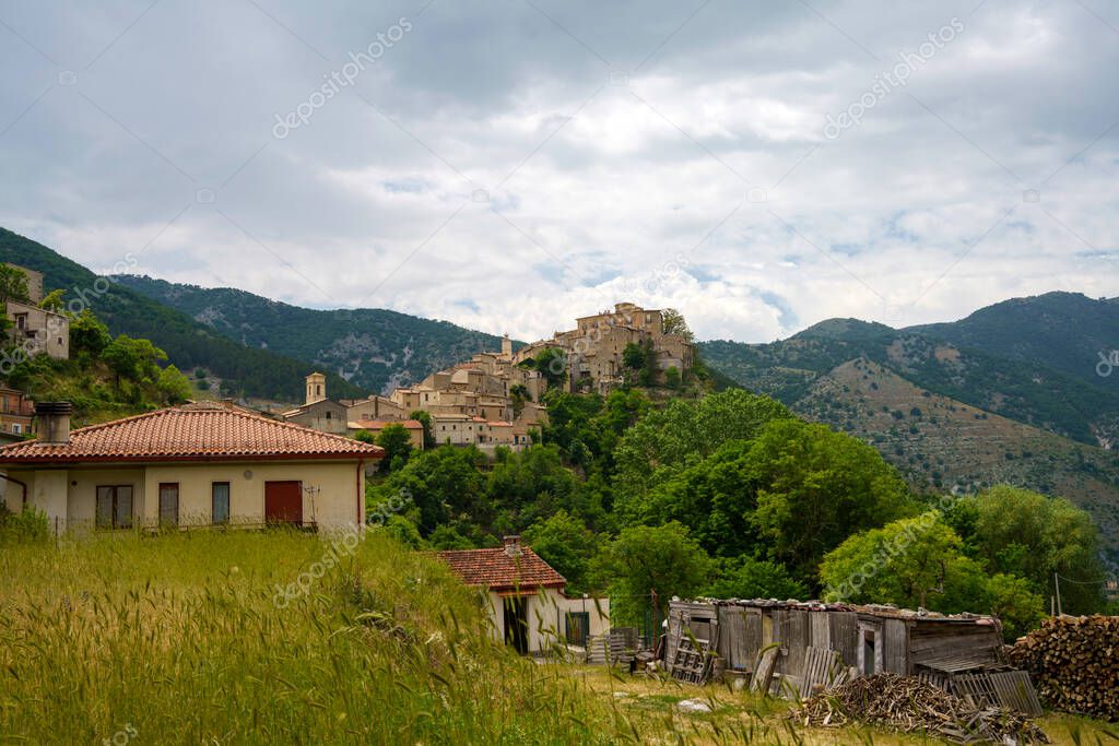 Paisaje de montaña a lo largo de la carretera de Gole del Sagittario ...