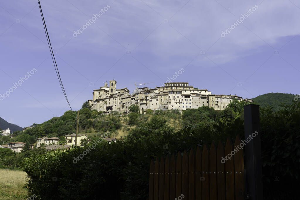 Vistas de Contigliano, casco antiguo de la provincia de Rieti, Lacio ...