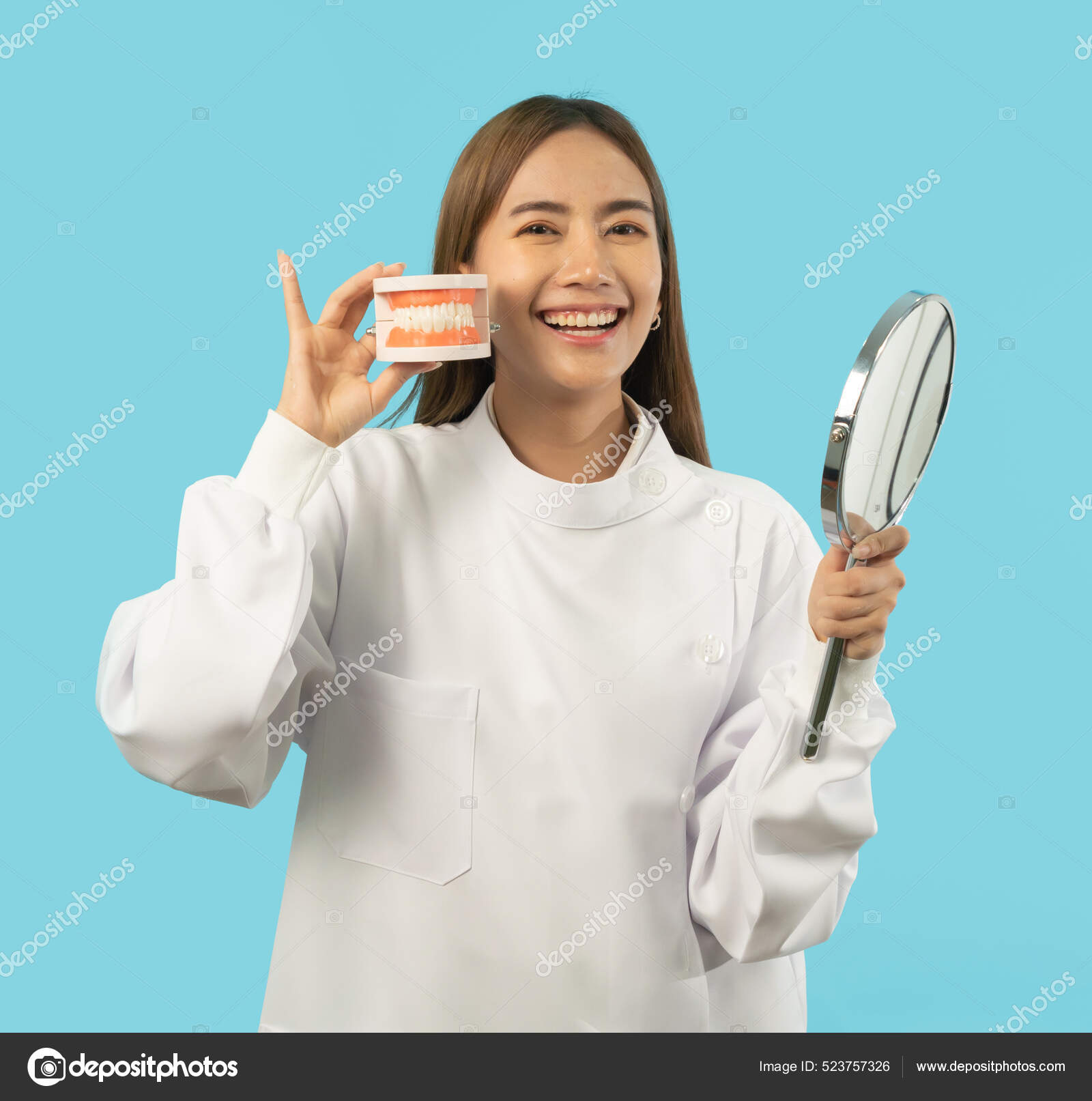 Potret Wanita Dokter Gigi Asia Yang Bahagia Orang Orang Tersenyum — Foto Stok © tampatra@hotmail ...