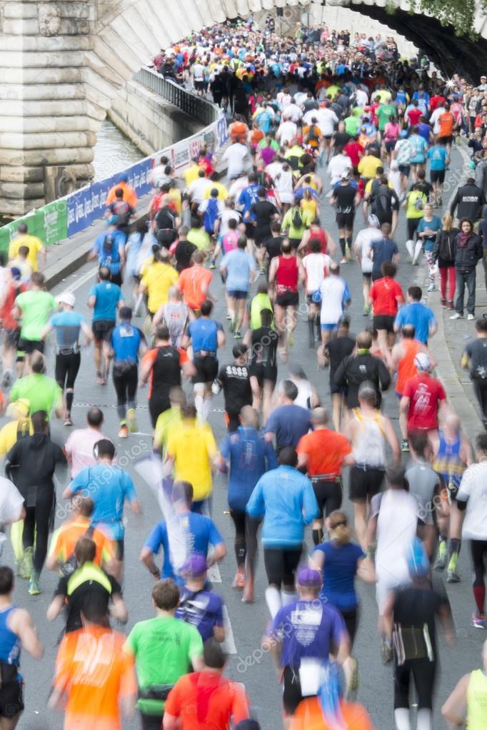 Marathon runners in paris – Stock Editorial Photo © javierjmt #44105413