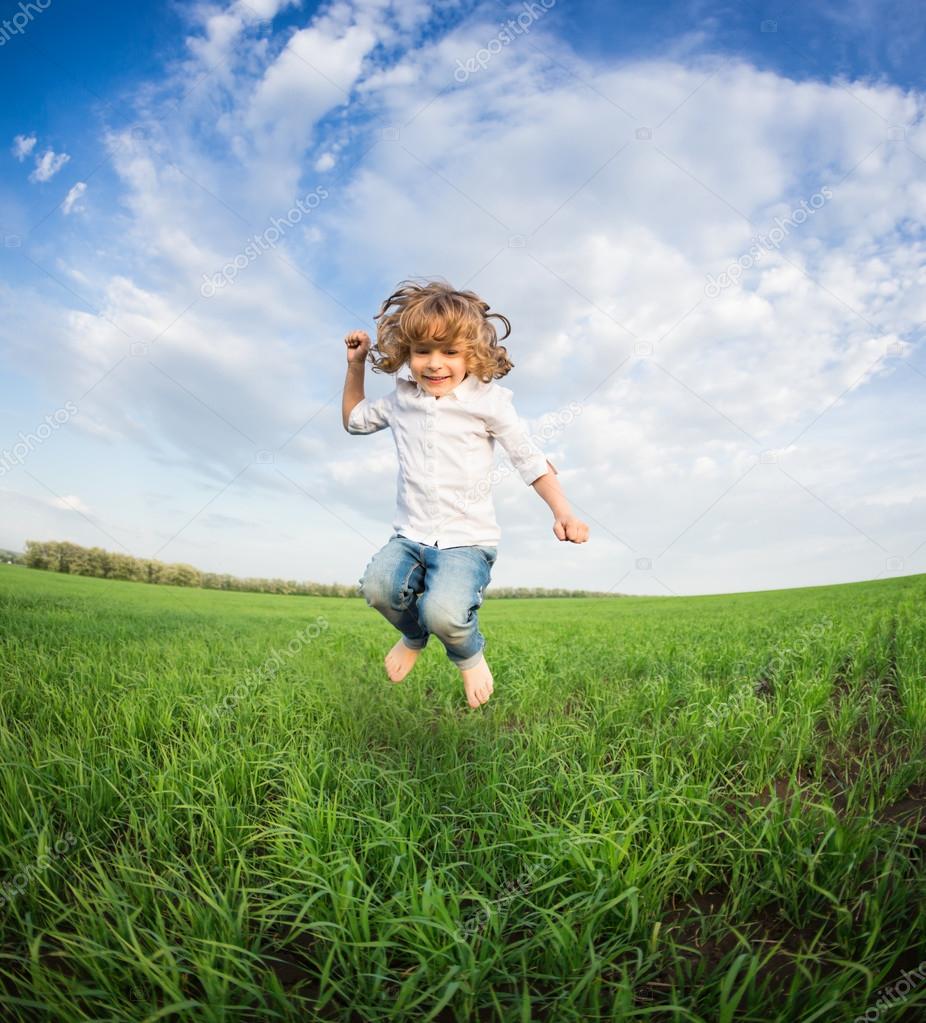 Glückliches Kind springen - Stockfotografie: lizenzfreie Fotos © Yaruta ...