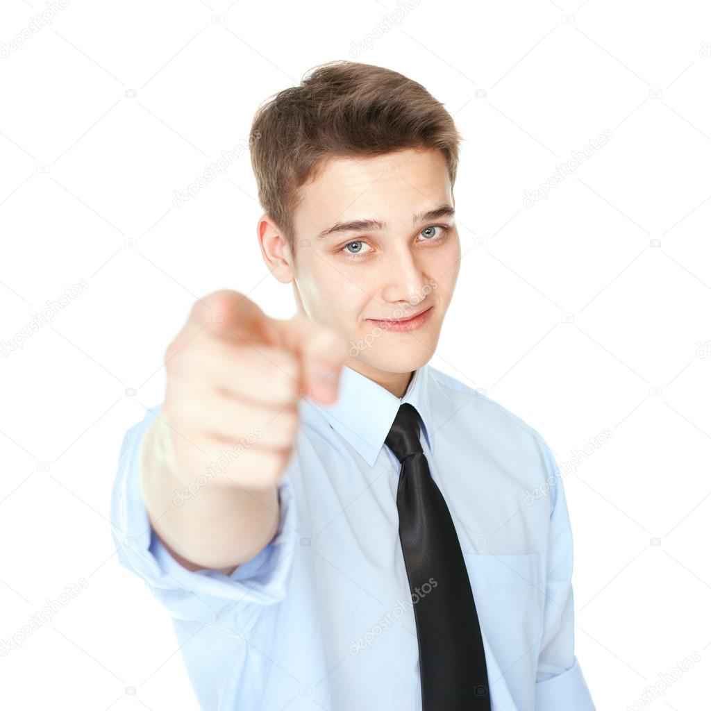 Jeune doigt pointé homme souriant isolé sur blanc — Photographie ...