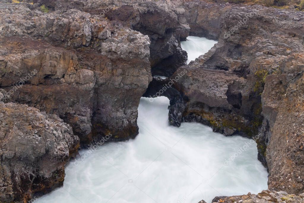 Formaciones rocosas y erosión en las cascadas de agua de Barnafossar en ...