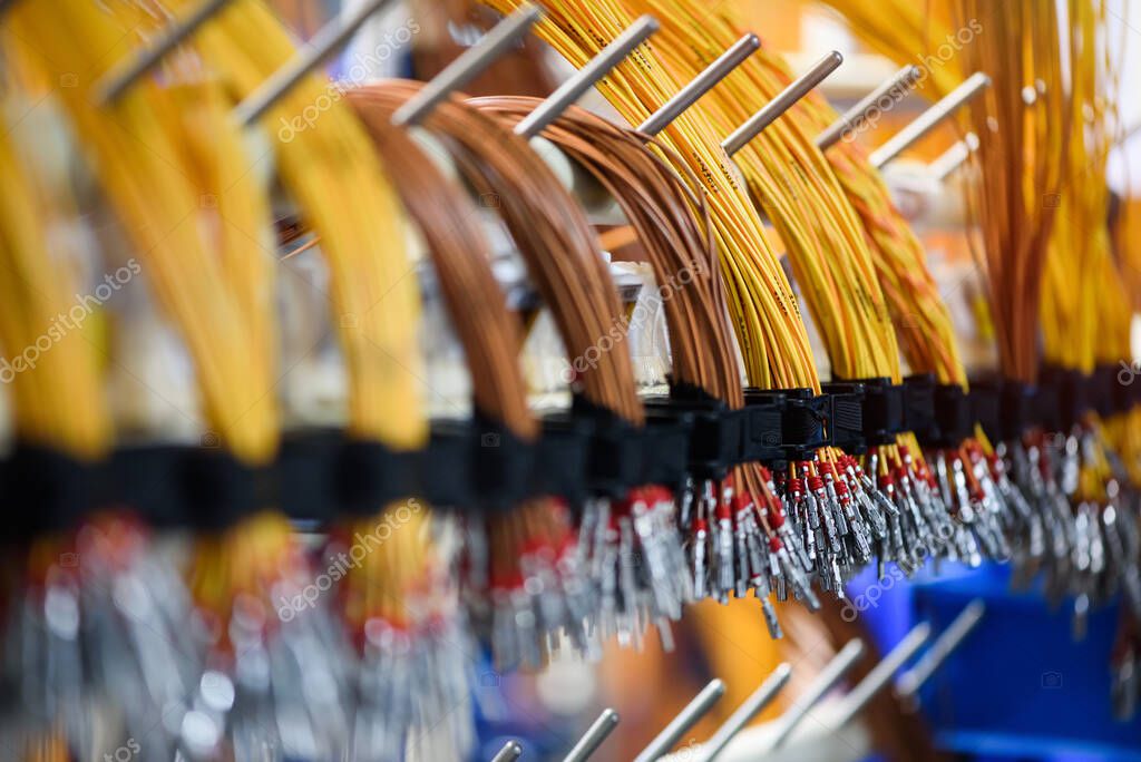 Paquete de cables engarzados con conectores eléctricos. Cable terminado ...