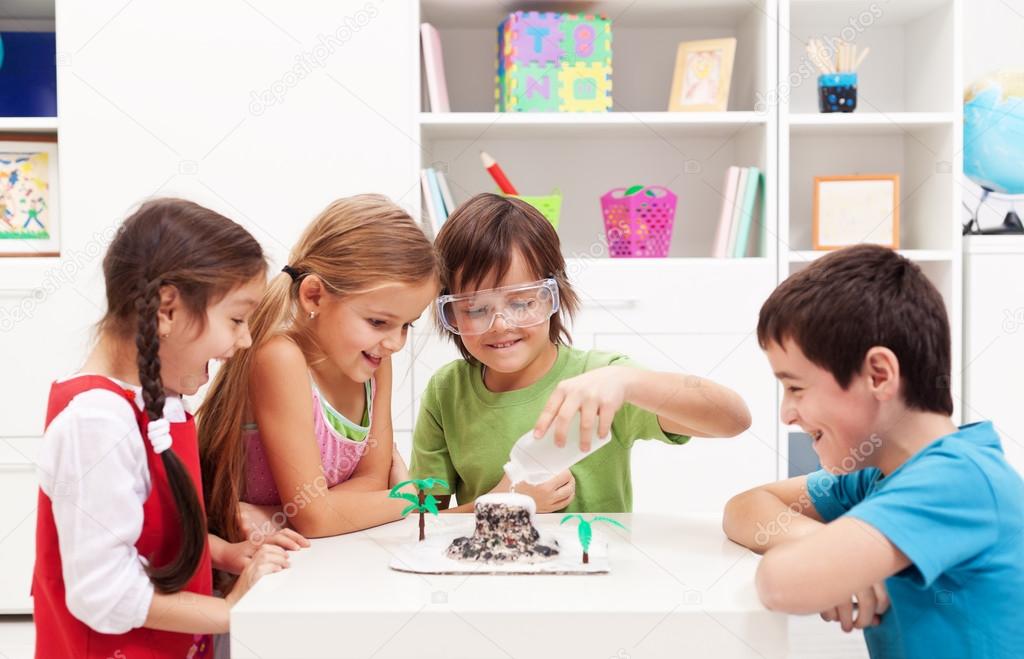 Niños observando un proyecto de laboratorio de ciencias en casa 2024