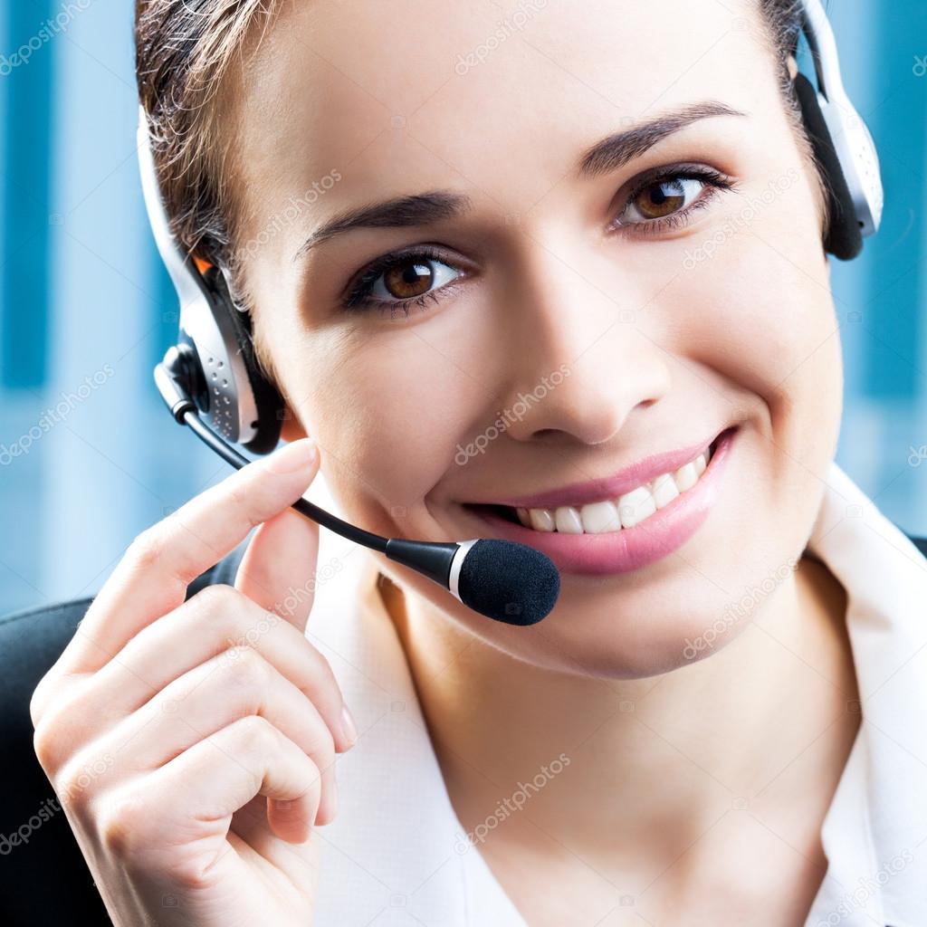 Feliz operador de teléfono de apoyo sonriente en la oficina 2022