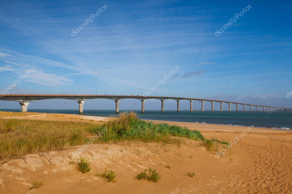 El muy largo puente de la Isla de Re en La Rochelle. En Francia. La ...
