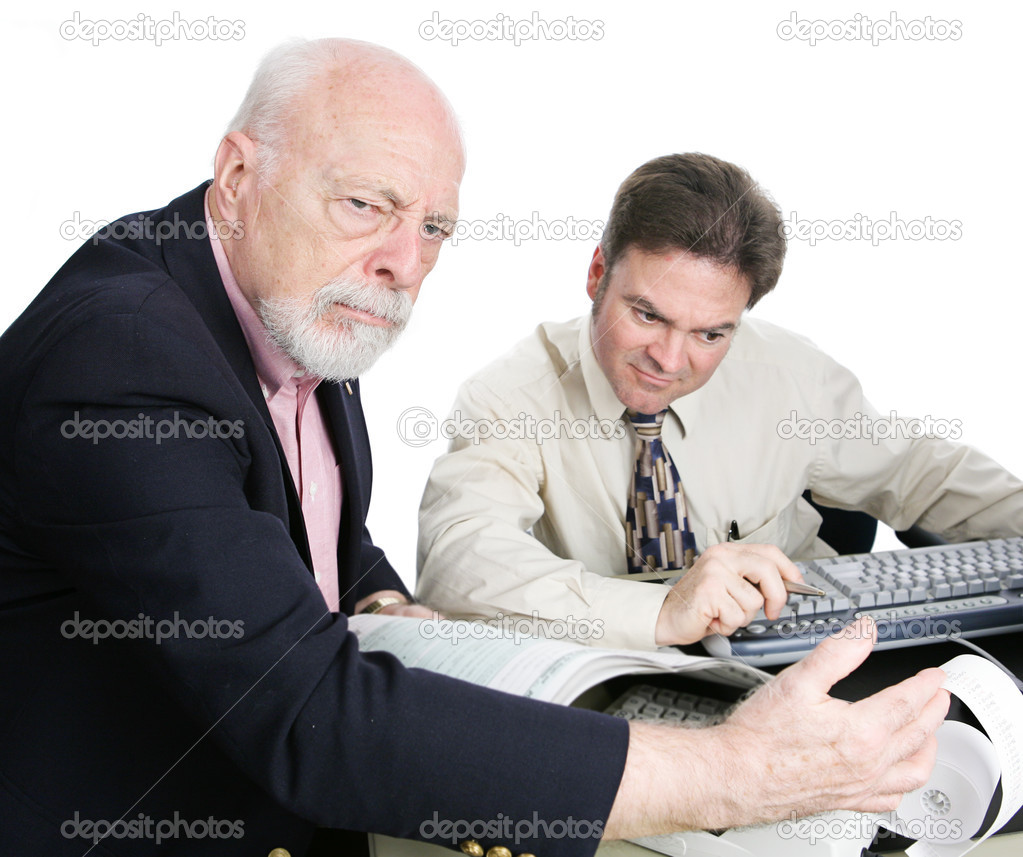 Hombre mayor adinerado trastornado por proyecto de ley fiscal 2023