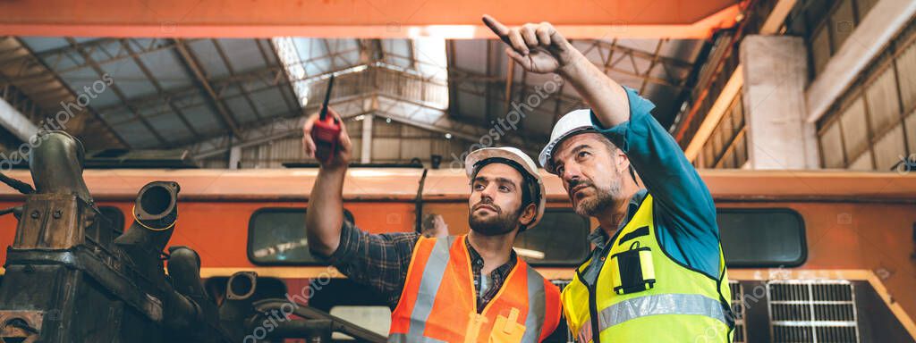 fábrica industrial con los hombres en el concepto de trabajo ...