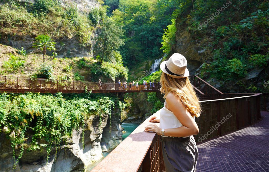 Mujer joven caminando en el camino hacia la naturaleza disfrutando del ...