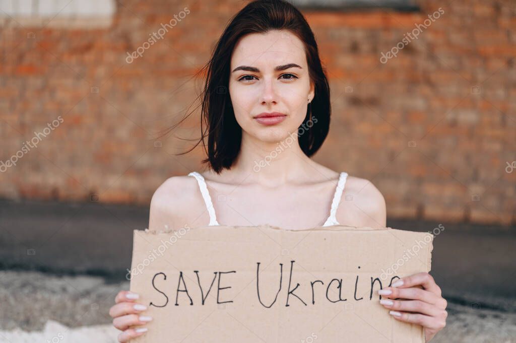 Retrato horizontal de una mujer morena con viento Protestas flotantes ...