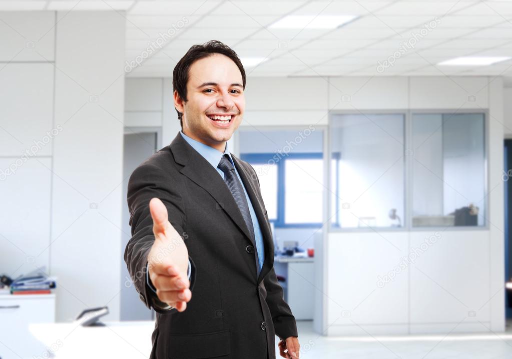 Un hombre de negocios sonriente dándose la mano 2024