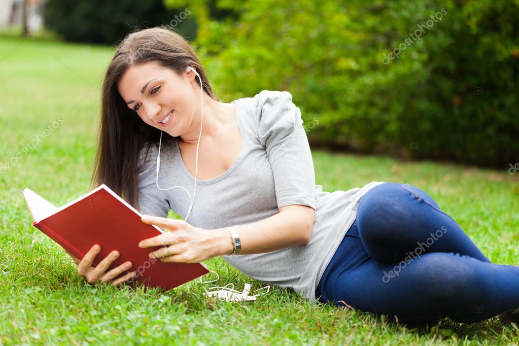 mujer leyendo un libro en un parque — Fotos de Stock © minervastock ...