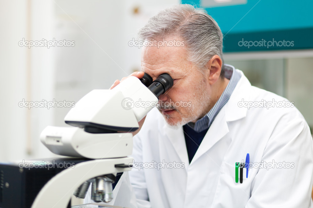 Hombre usando un microscopio 2025