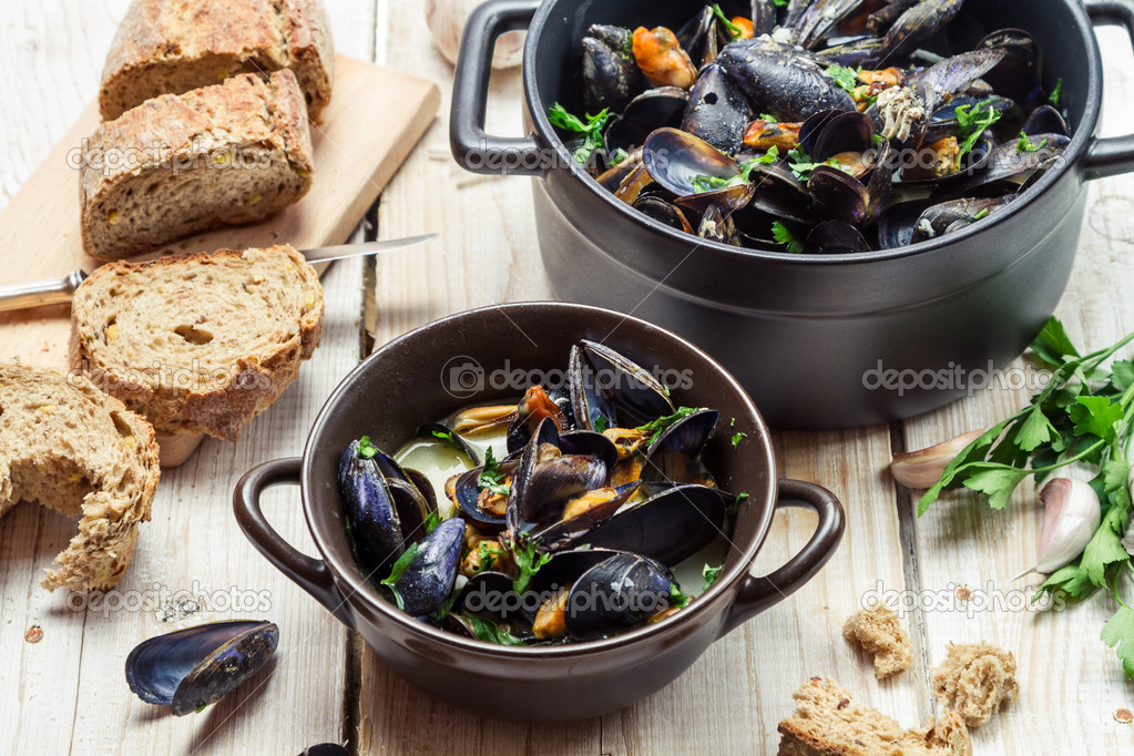 Primer plano de los ingredientes de un plato cocido con mejillones 2023