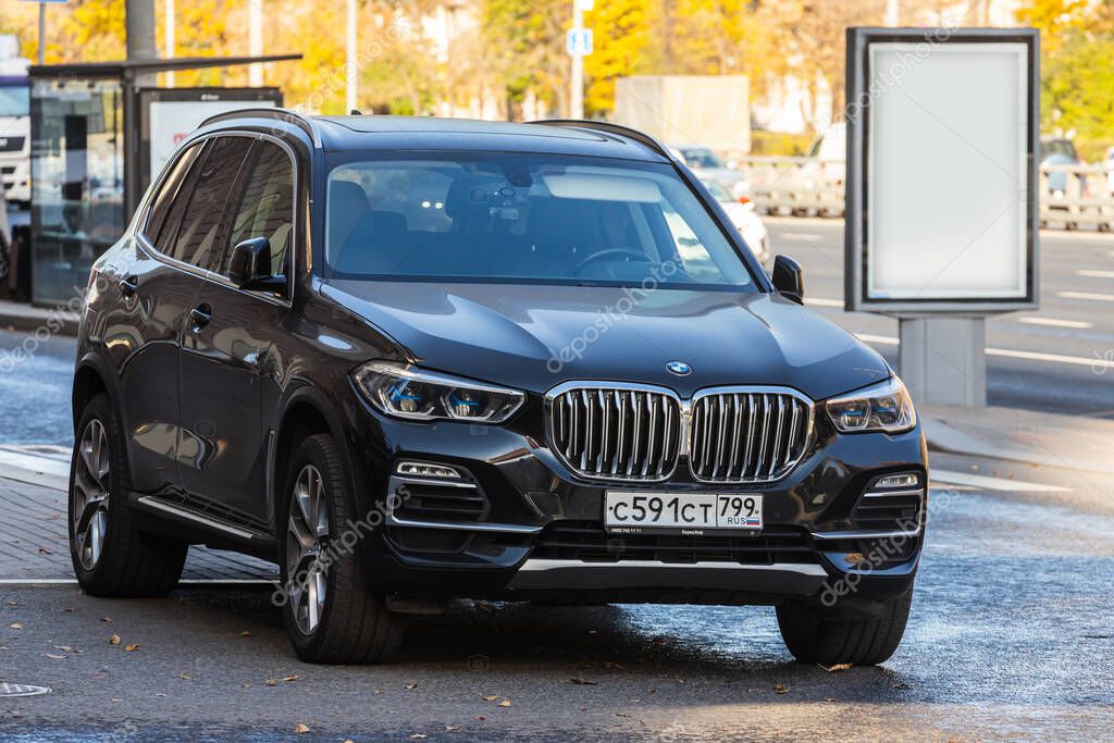 Moscú; Rusia - 15 de octubre de 2021: BMW X5 negro está estacionado en ...