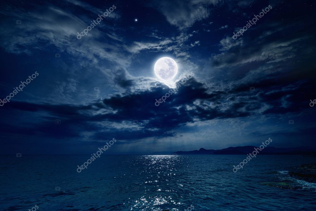 Lua cheia sobre o mar — Foto © I_g0rZh #38262351