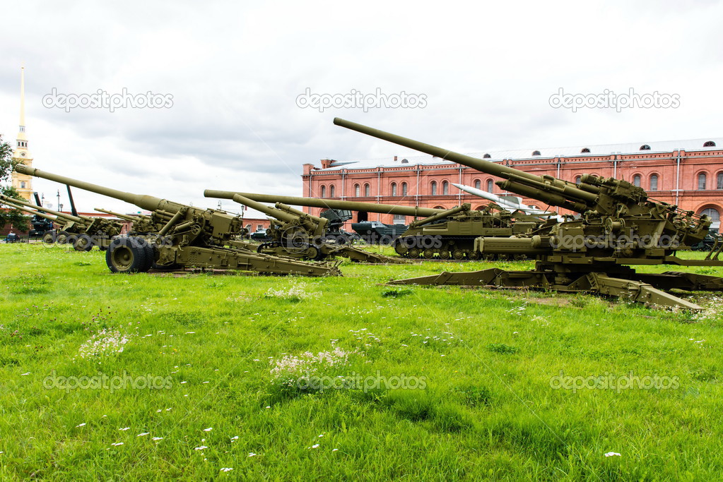 alte Vintage russische Artilleriesysteme und Anlagen auf Gras ...