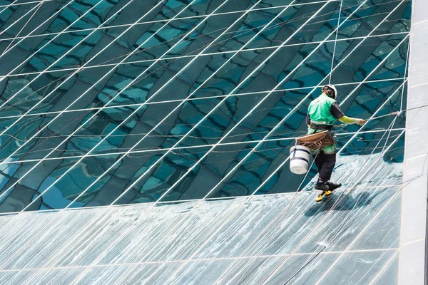 Window cleaners cleaning a high rise office building - Stock Image ...