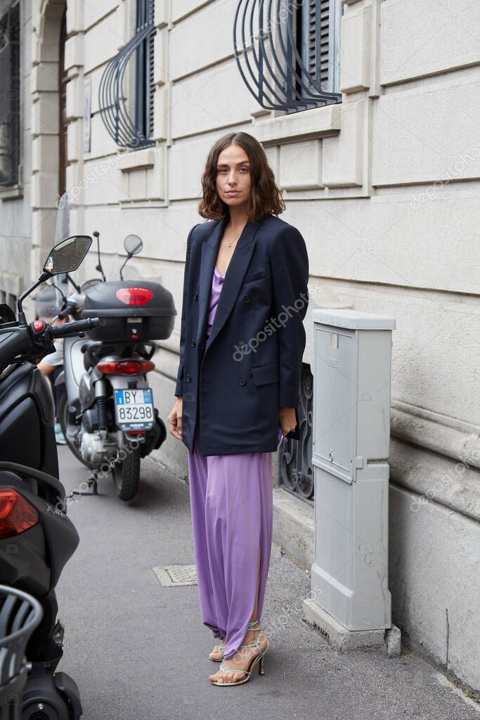 MILÁN, ITALIA - 25 DE SEPTIEMBRE DE 2021: Erika Boldrin con vestido ...
