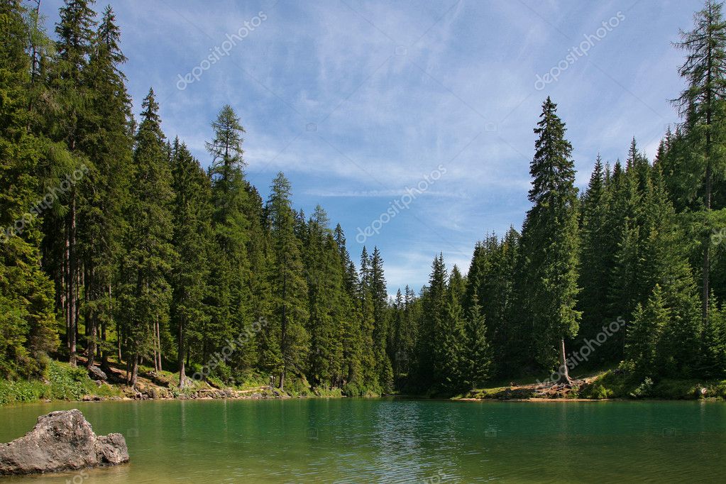 Hermoso lago de colores Lago di Braies en las montañas Dolomiti 2 - 2023