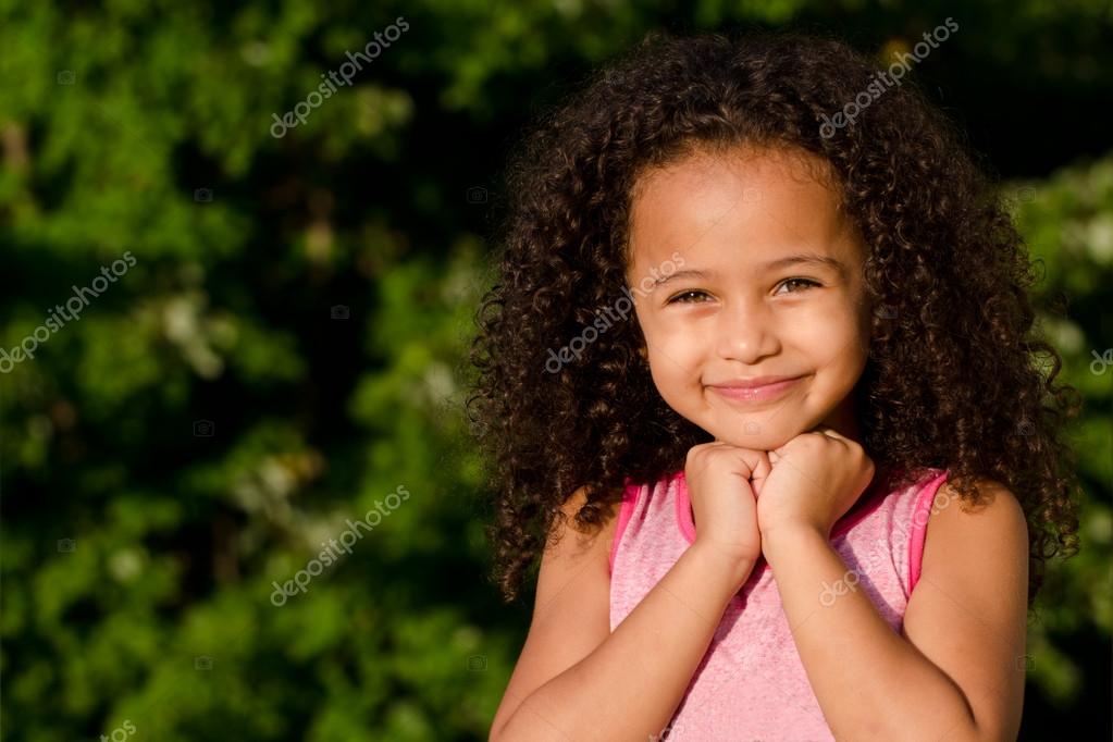 Portrait En Plein Air De Fille Afro Américaine Jolie Métisse