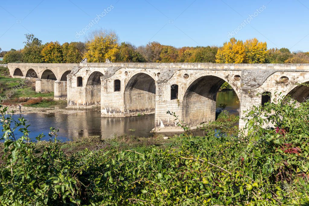 BYALA, BULGARIA-NOVIEMBRE 2, 2020: Puente del siglo XIX sobre el río ...