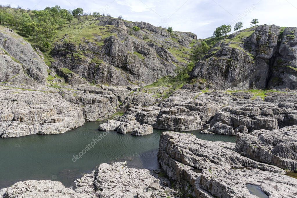 Sheytan Dere (Shaitan River) Cañón bajo la presa del embalse Studen ...