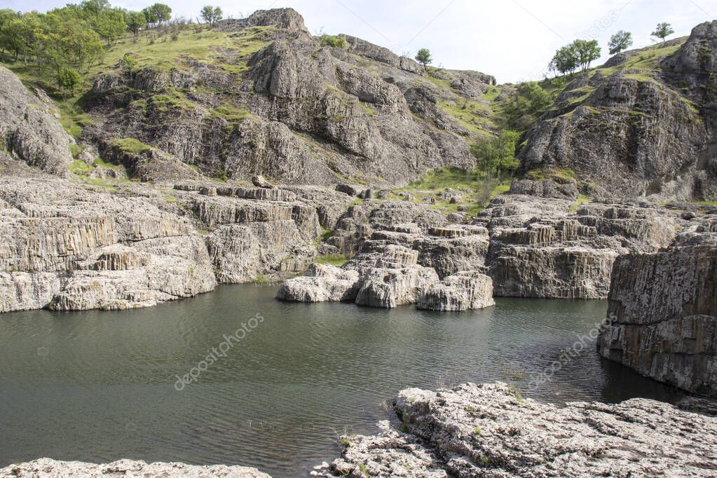 Sheytan Dere (Shaitan River) Cañón bajo la presa del embalse Studen ...