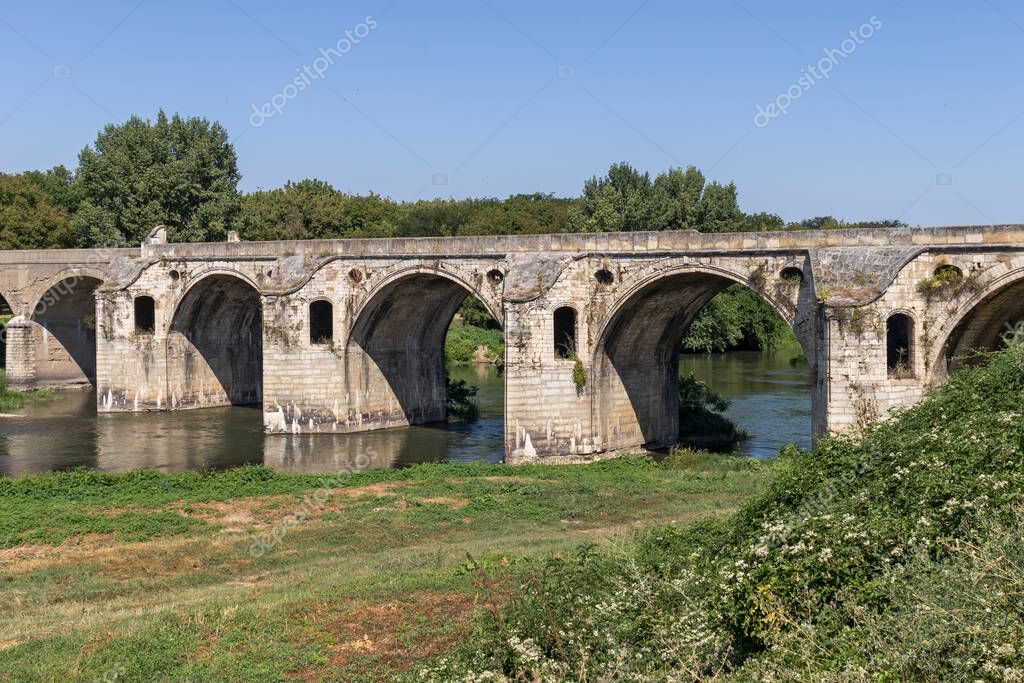 BYALA, BULGARIA - 15 de agosto de 2020: Puente del siglo XIX sobre el ...