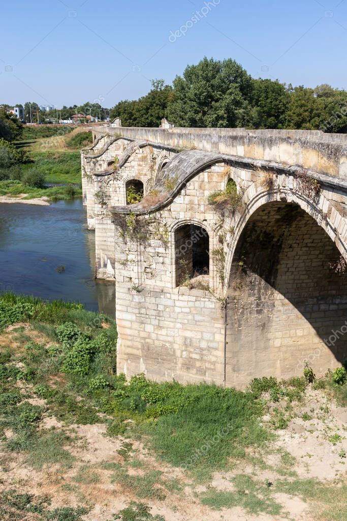 BYALA, BULGARIA - 15 de agosto de 2020: Puente del siglo XIX sobre el r ...