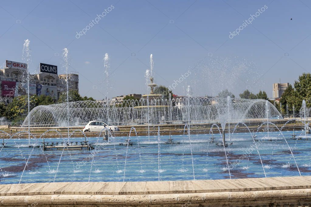 BUCHAREST, Rumania - 17 de agosto de 2021: Fuente en la Plaza Unirii en ...