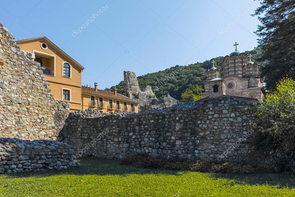 MONASTERIO RAVANICA, SERBIA - 11 DE AGOSTO DE 2019: Monasterio medieval ...
