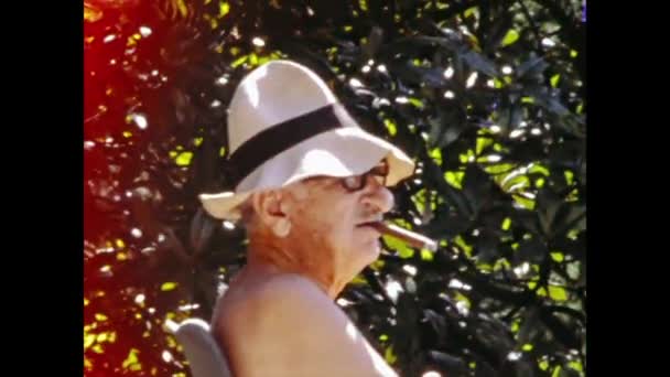 36,366 vídeos de Fumo uomo, metraje de Fumo uomo sin royalties ...