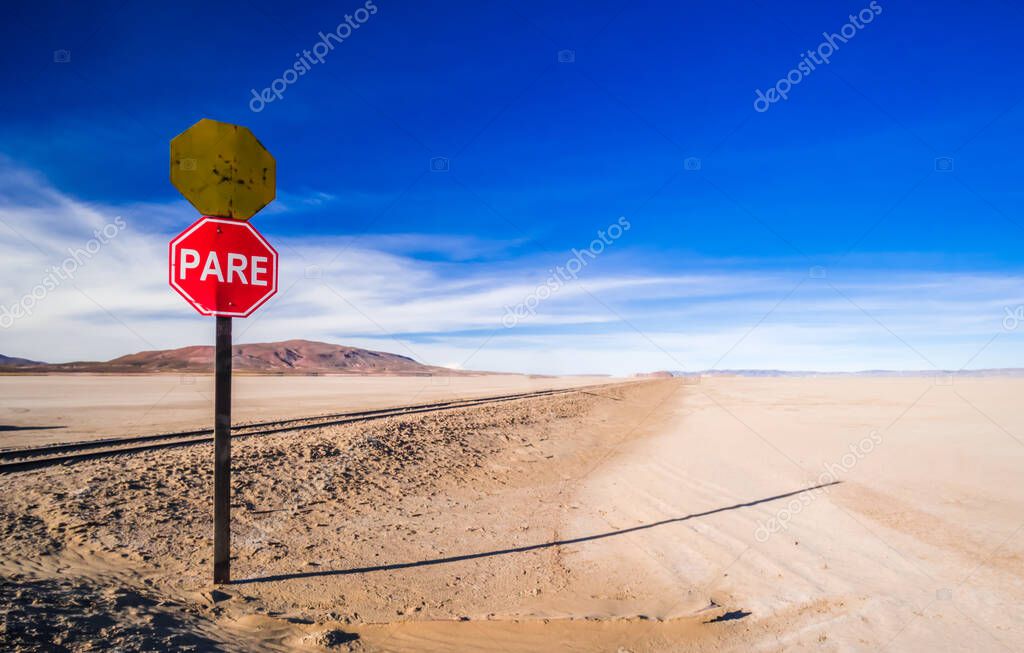 Señal de stop junto al antiguo ferrocarril en Salar de Uyuni salar ...