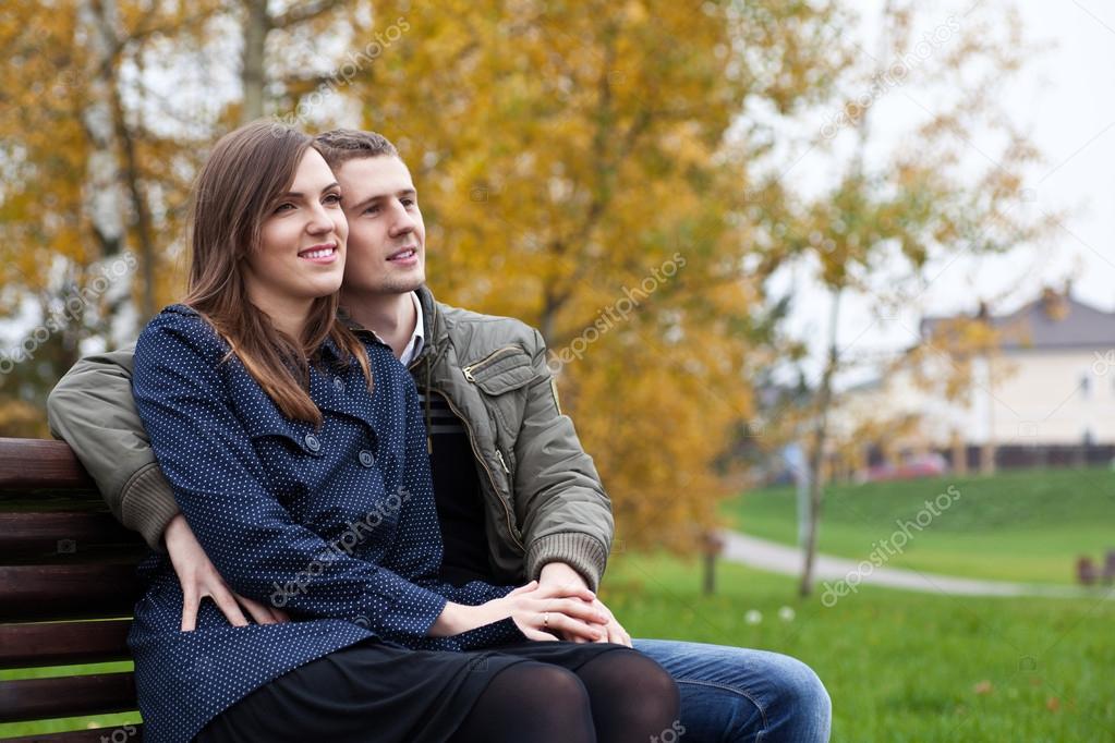 Jeune Couple Assis Sur Le Banc Dans Le Parc Dautomne Image Libre De