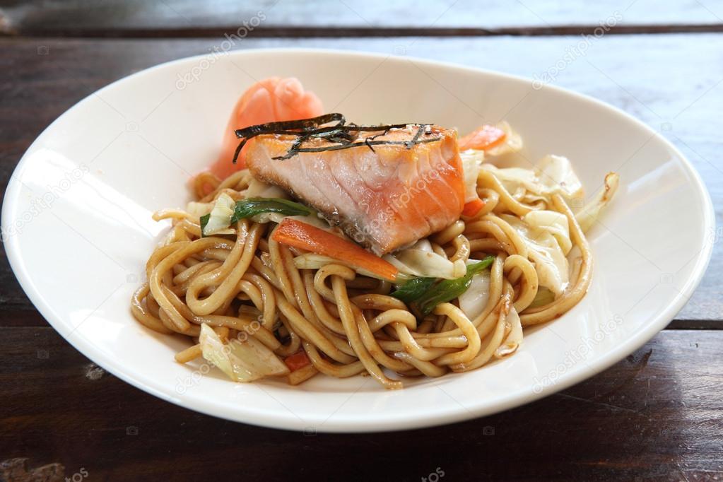 ensalada de salmón estilo japonés 2023