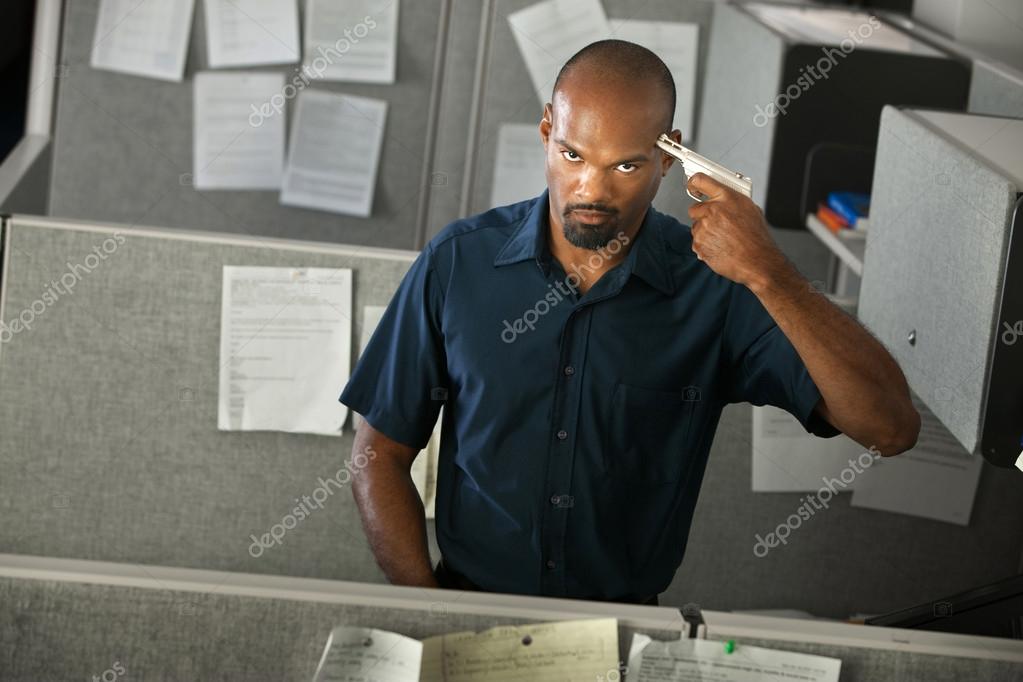 Hombre gestos para disparar uno mismo 2022