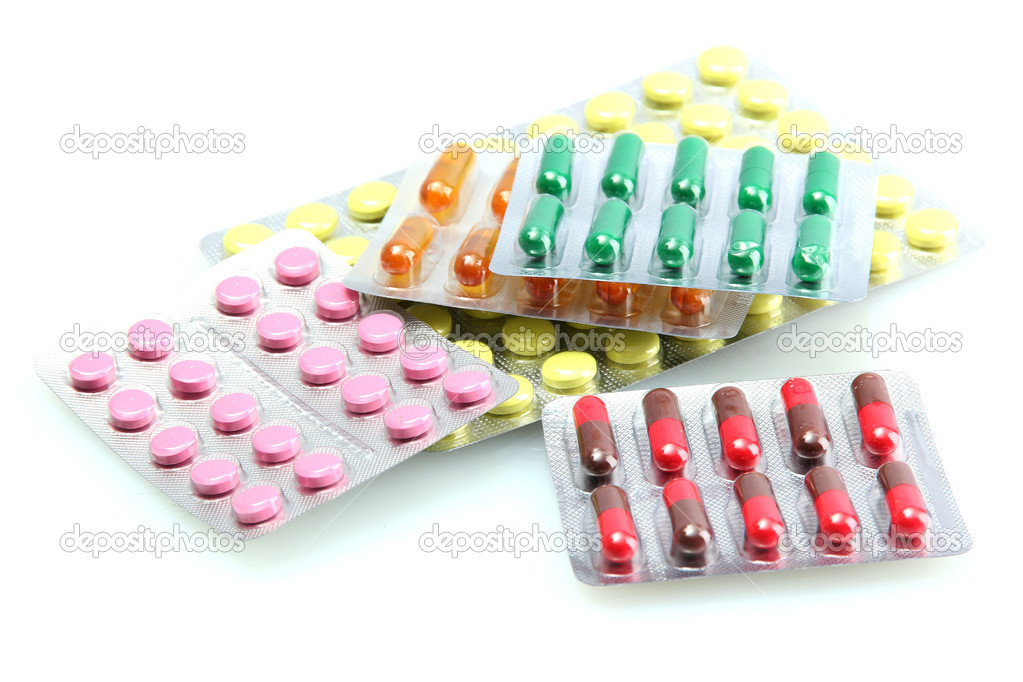 Cápsulas y pastillas envasadas en ampollas, aisladas en blanco — Foto ...