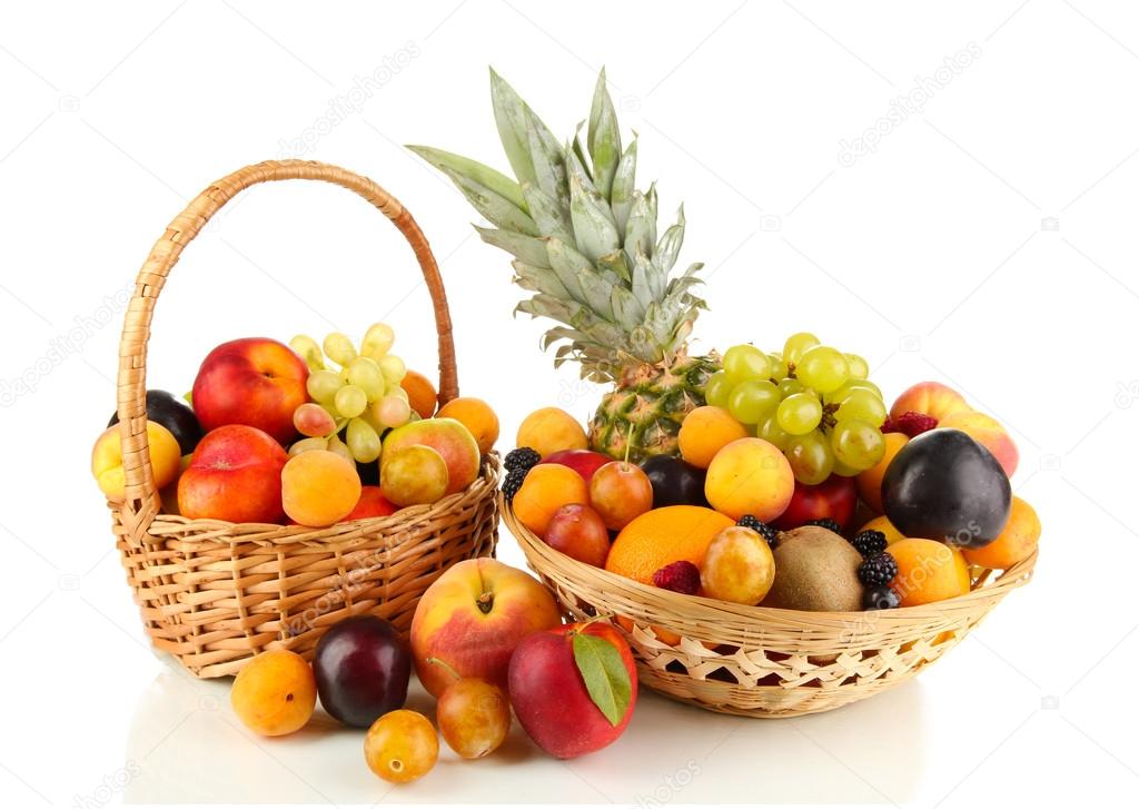 Bodegón de fruta en cesta aislado sobre blanco 2023