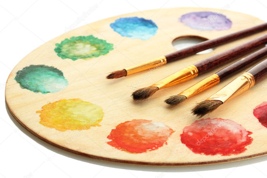 palette d'art en bois avec la peinture et des pinceaux isolé sur blanc ...