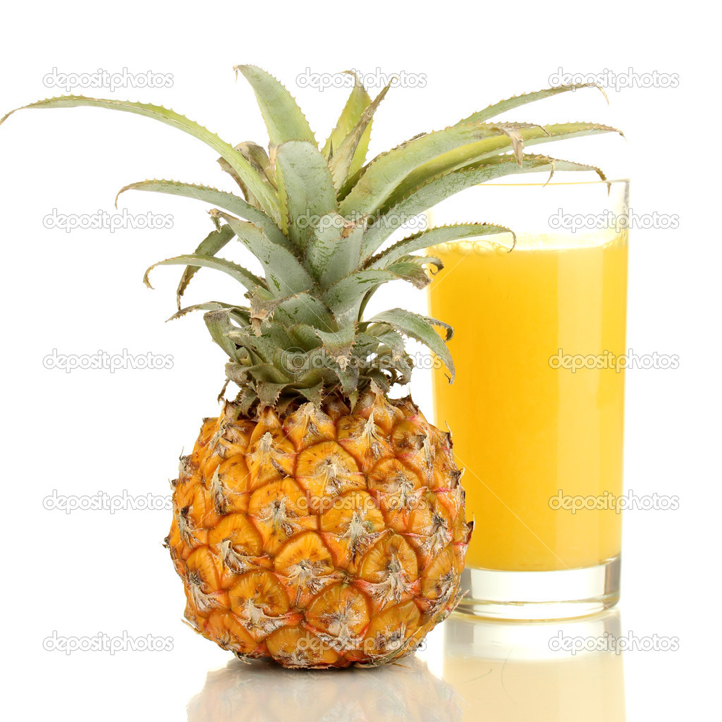 Mûr verre de jus d'ananas et d'isolé sur blanc — Photographie ...