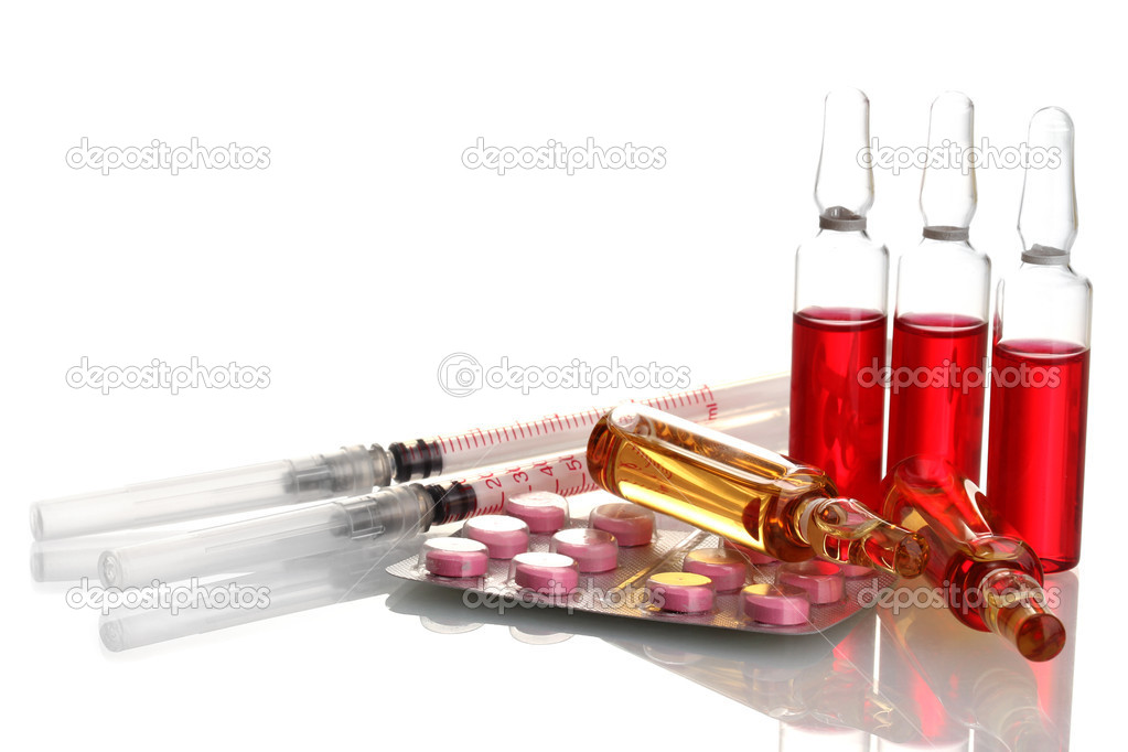 Ampollas, pastillas y jeringas médicas, aisladas en blanco — Foto de ...