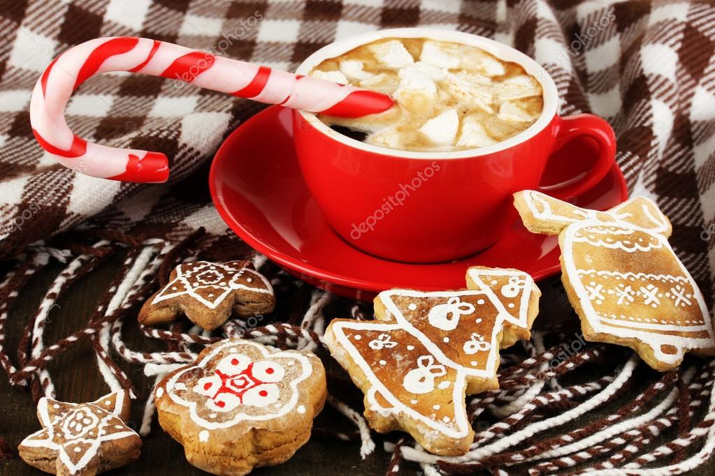 Tasse de café avec douceur de Noël sur carreaux close-up image libre de ...