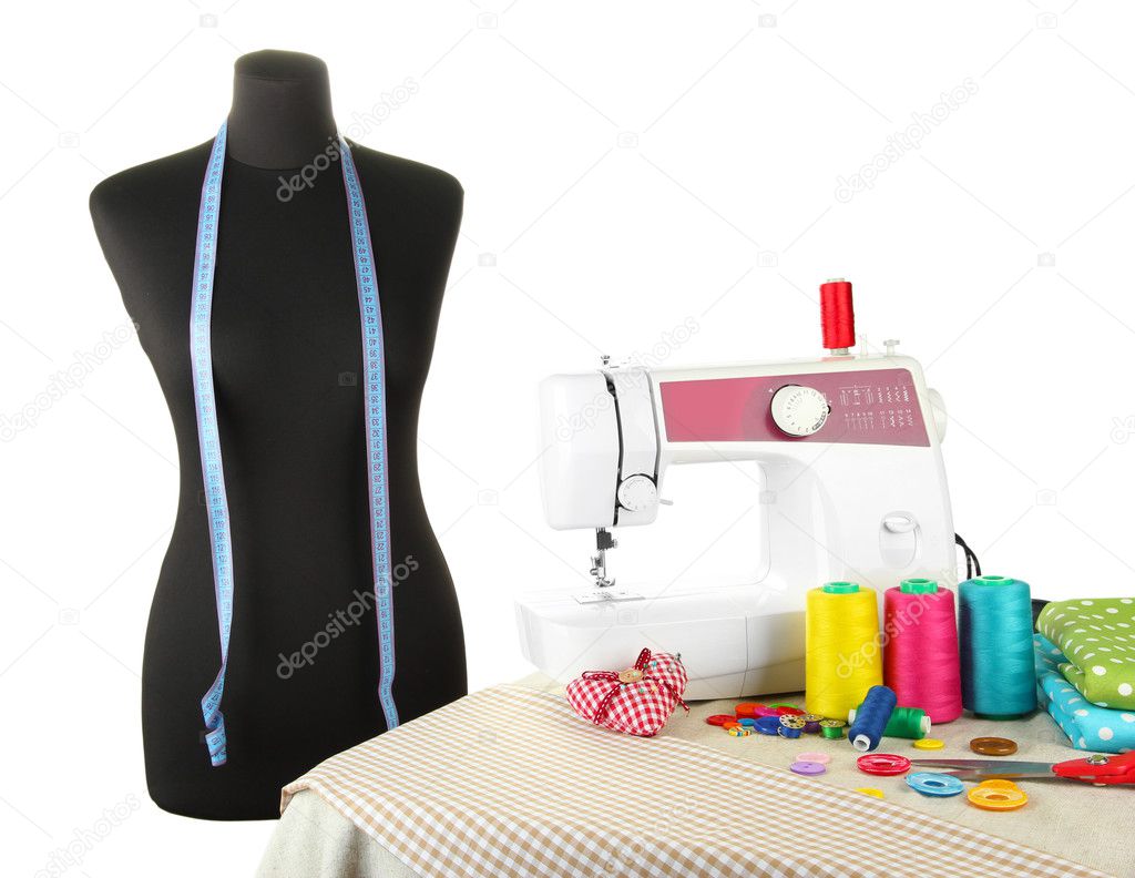 Máquina de coser, maniquí y otros equipos de costura aislados en blanco ...
