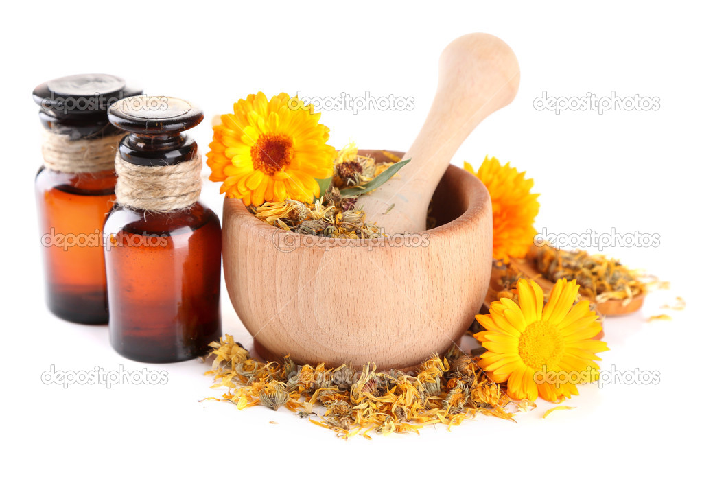 Frascos medicinales y flores de caléndula en mortero de madera aislado ...