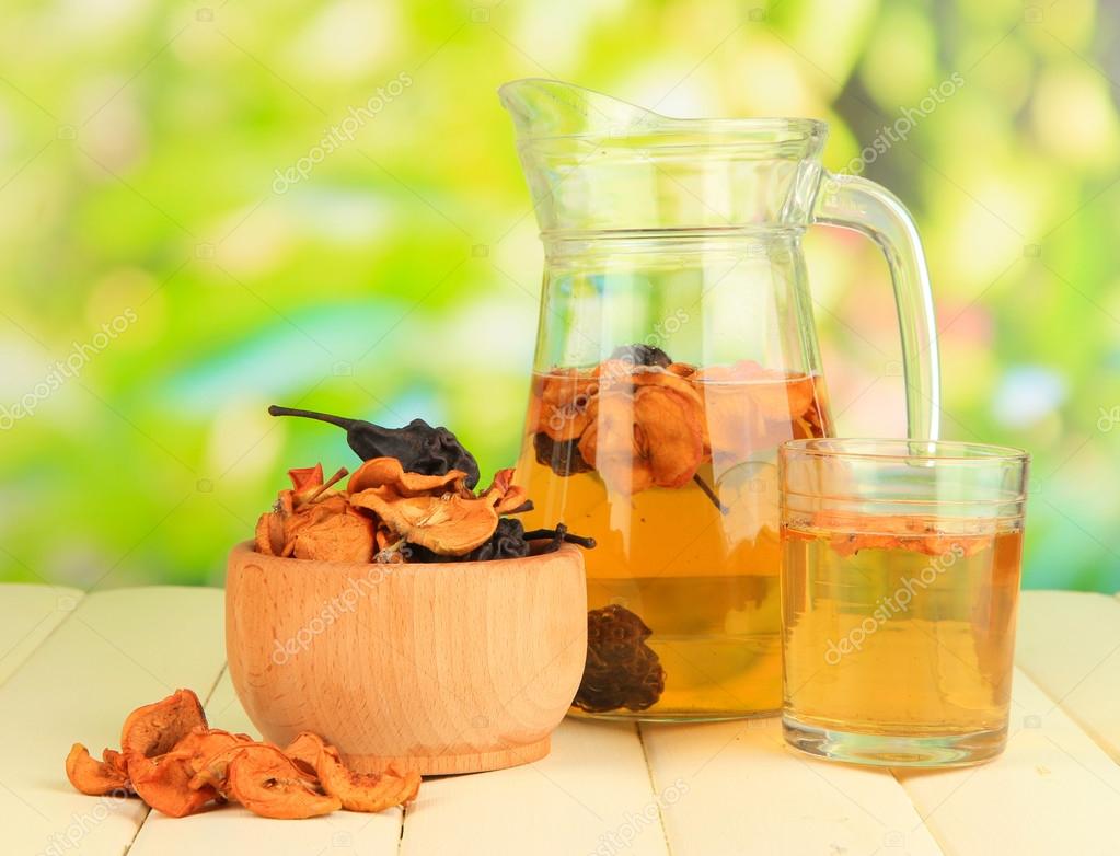 Surtido de frutas secas en tazón y compota de frutas secas en mesa de ...