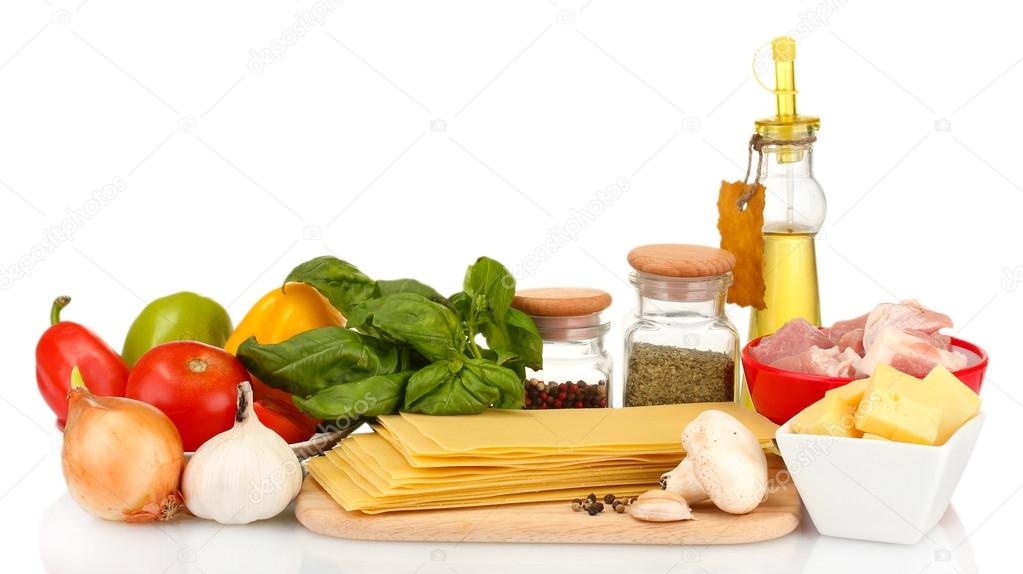 Lasaña ingredientes aislados en blanco 2024