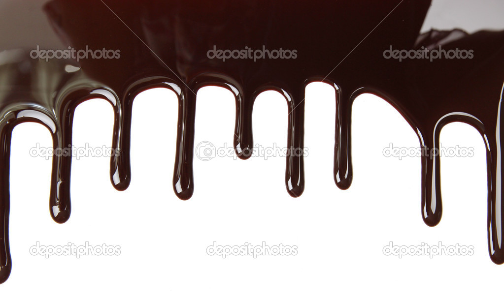 Chocolate derretido goteando sobre fondo blanco 2022
